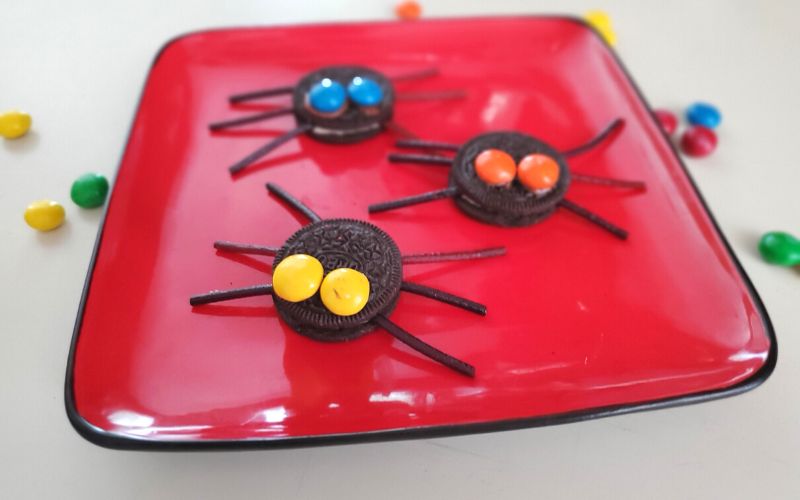 Oreo Spiders - Easy Halloween Snack For Kids - FAB Party Planning Mom